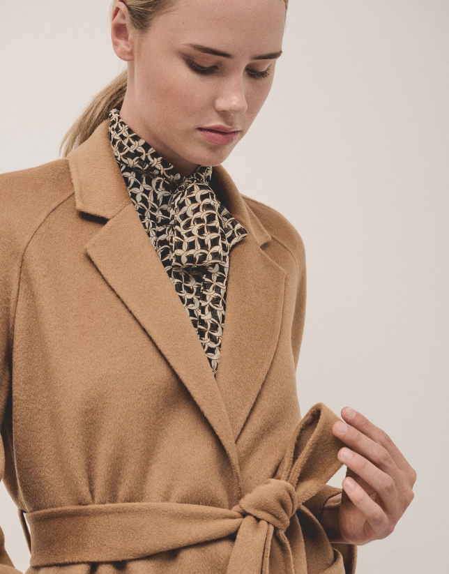 Short camel double-faced coat with belt - Woman | Roberto Verino